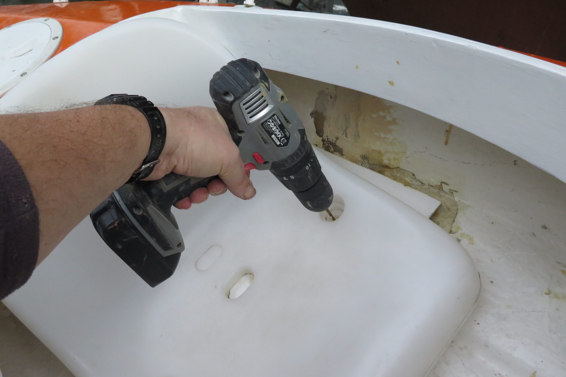 Use sponge and epoxy in this great trick to secure bolts - Epoxycraft