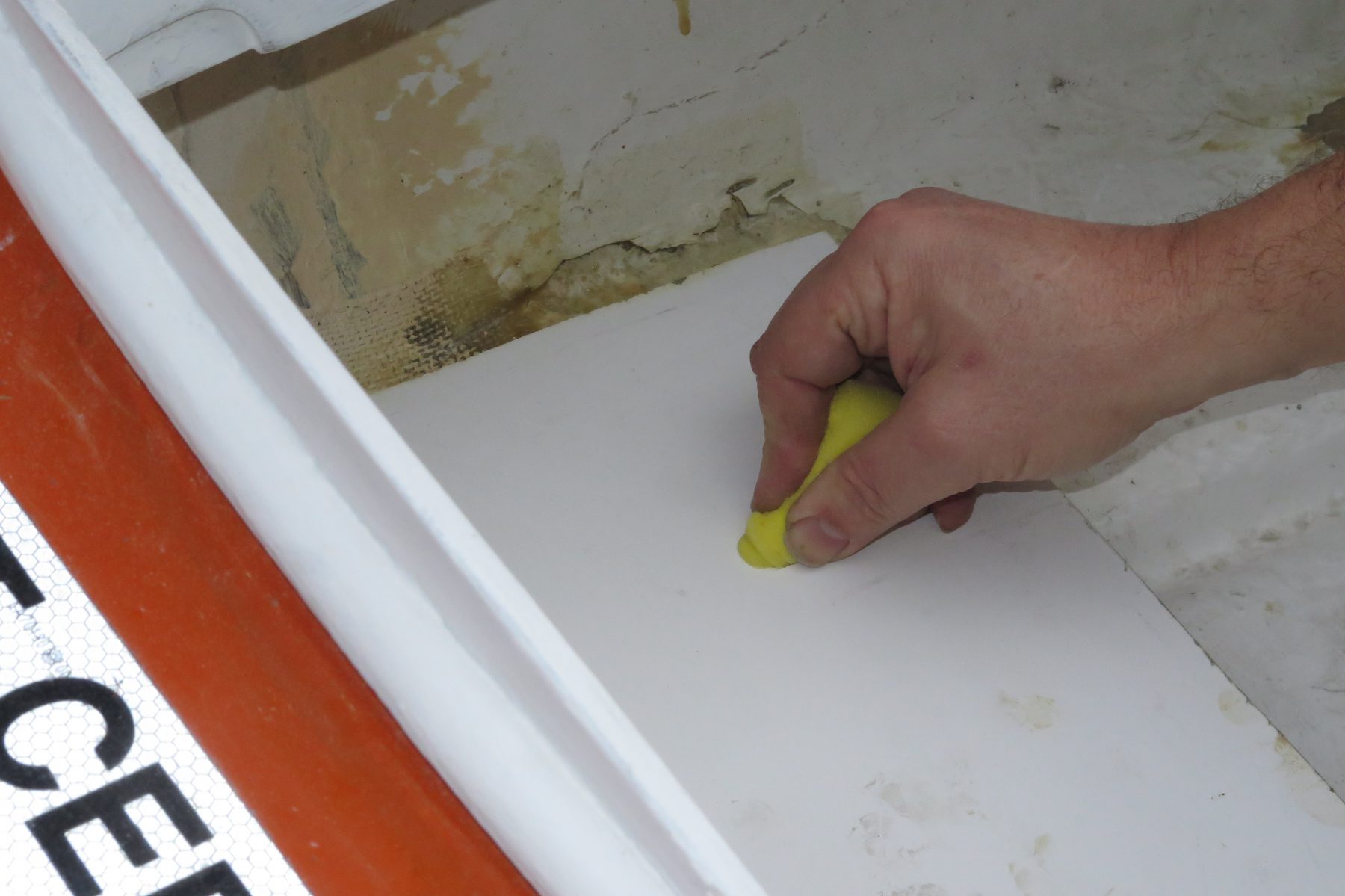 Use sponge and epoxy in this great trick to secure bolts - Epoxycraft