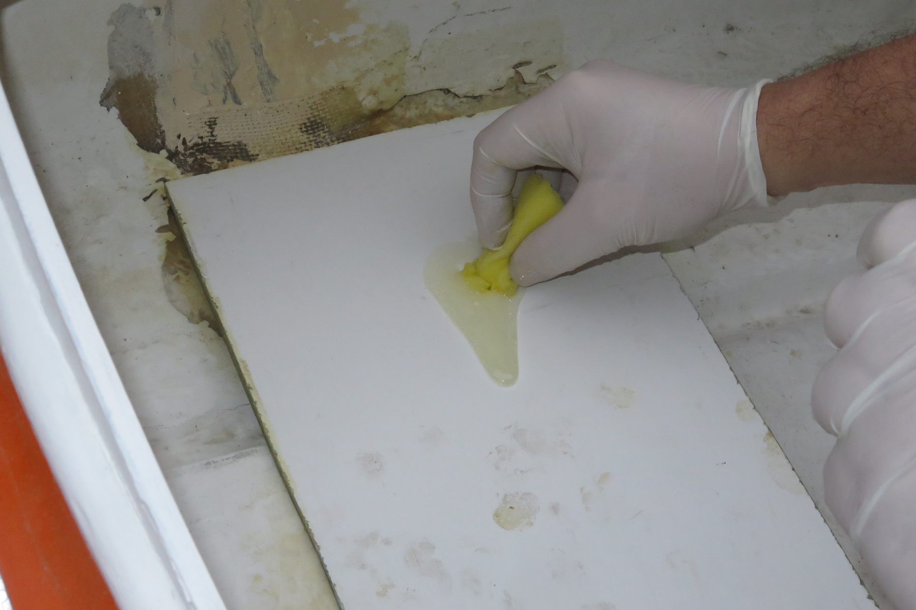 Use sponge and epoxy in this great trick to secure bolts - Epoxycraft