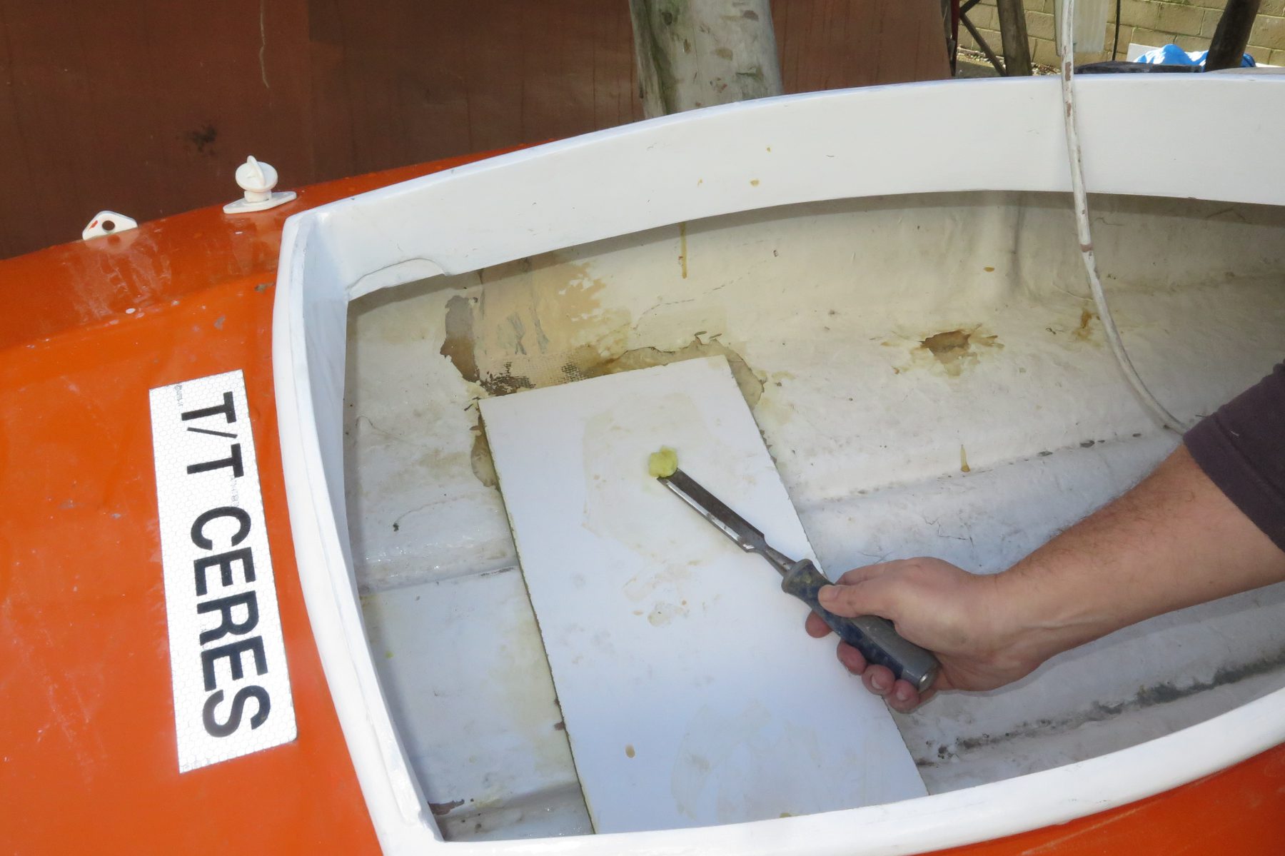 Use sponge and epoxy in this great trick to secure bolts - Epoxycraft